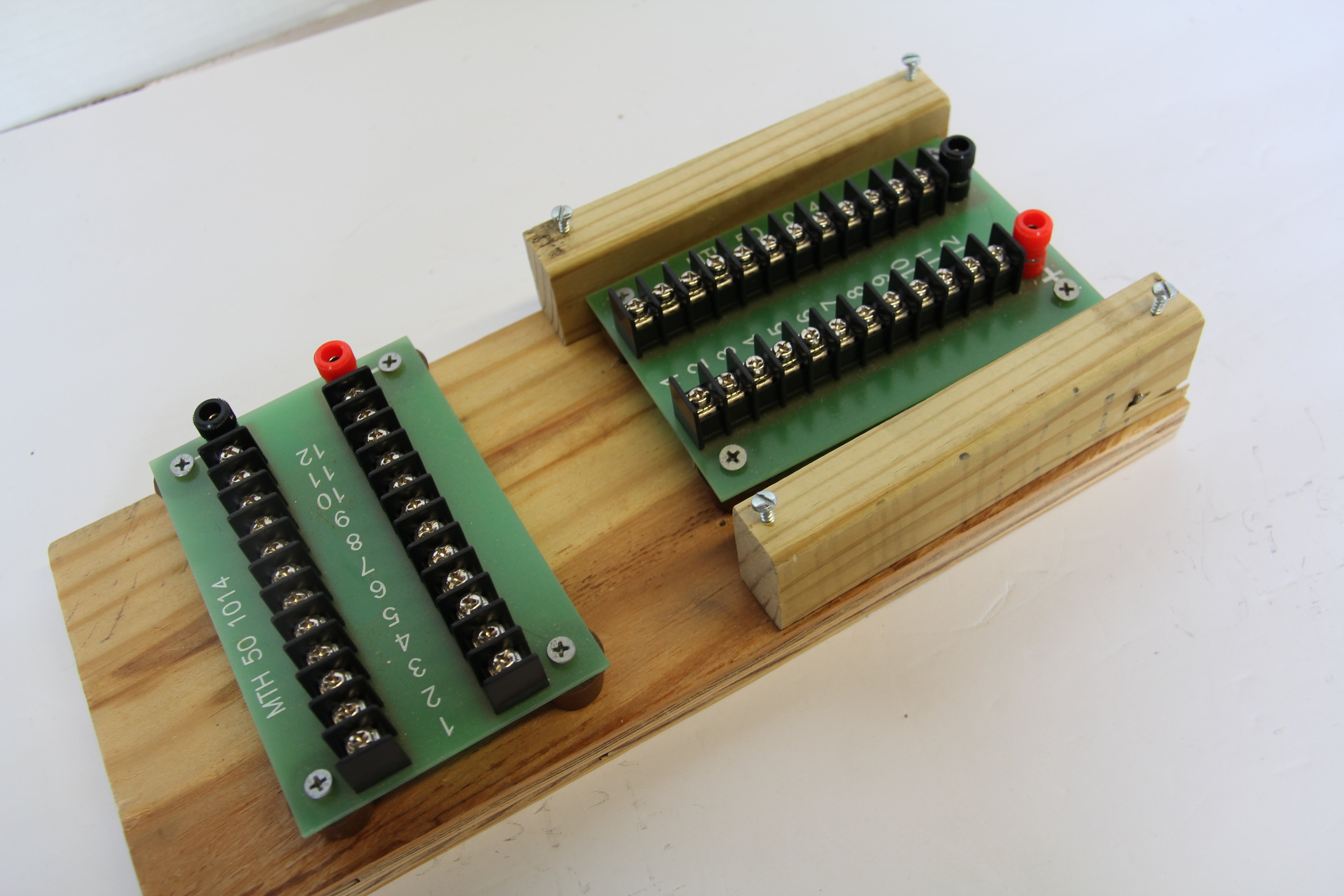 MTH 50-1014 -12 port Terminal Block on Wooden base 2 Set-Second hand-M ...