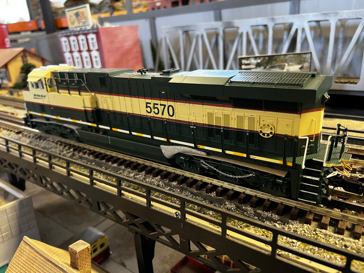 Lionel 2333441 - Legacy ES44AC Diesel Locomotive "BNSF" #5555 – MrMuffin'sTrains