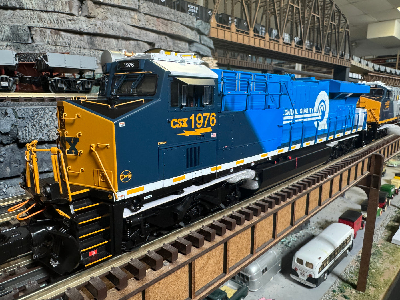 Lionel 2433891 - Legacy ES44AC Diesel Locomotive "CSX" #1976 (CR ...