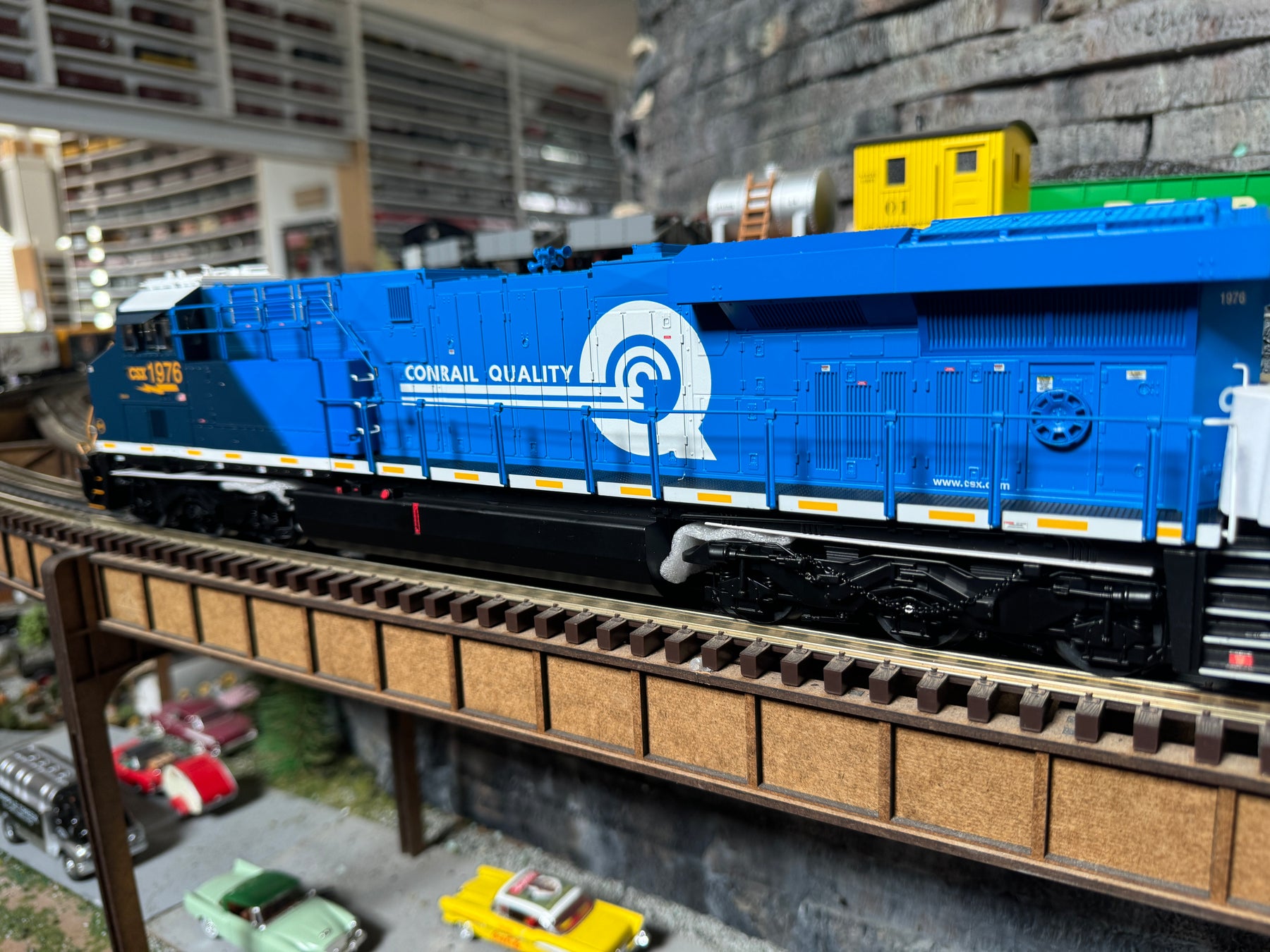 Lionel 2433891 - Legacy ES44AC Diesel Locomotive "CSX" #1976 (CR ...