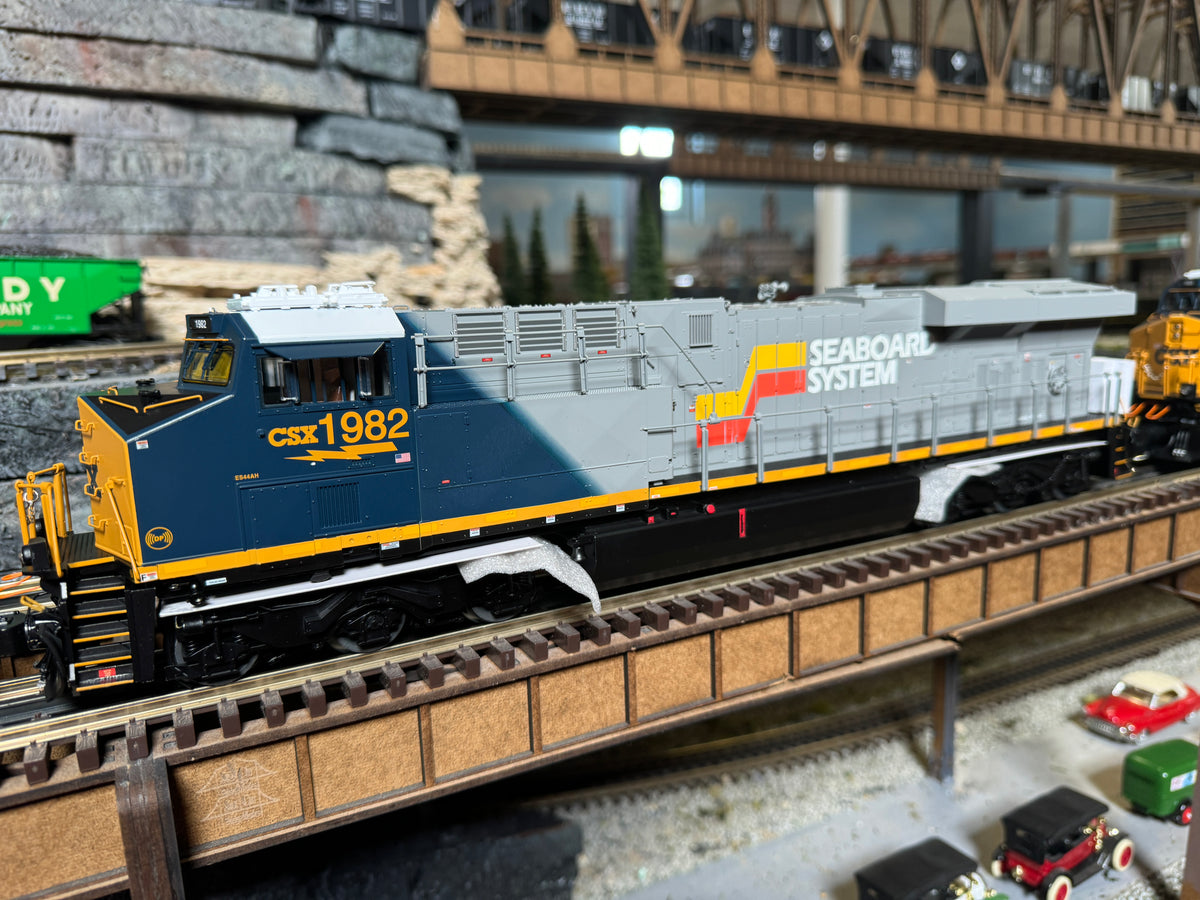 Lionel 2433861 - Legacy ES44AC Diesel Locomotive "CSX" #1982 (SBD) – MrMuffin'sTrains