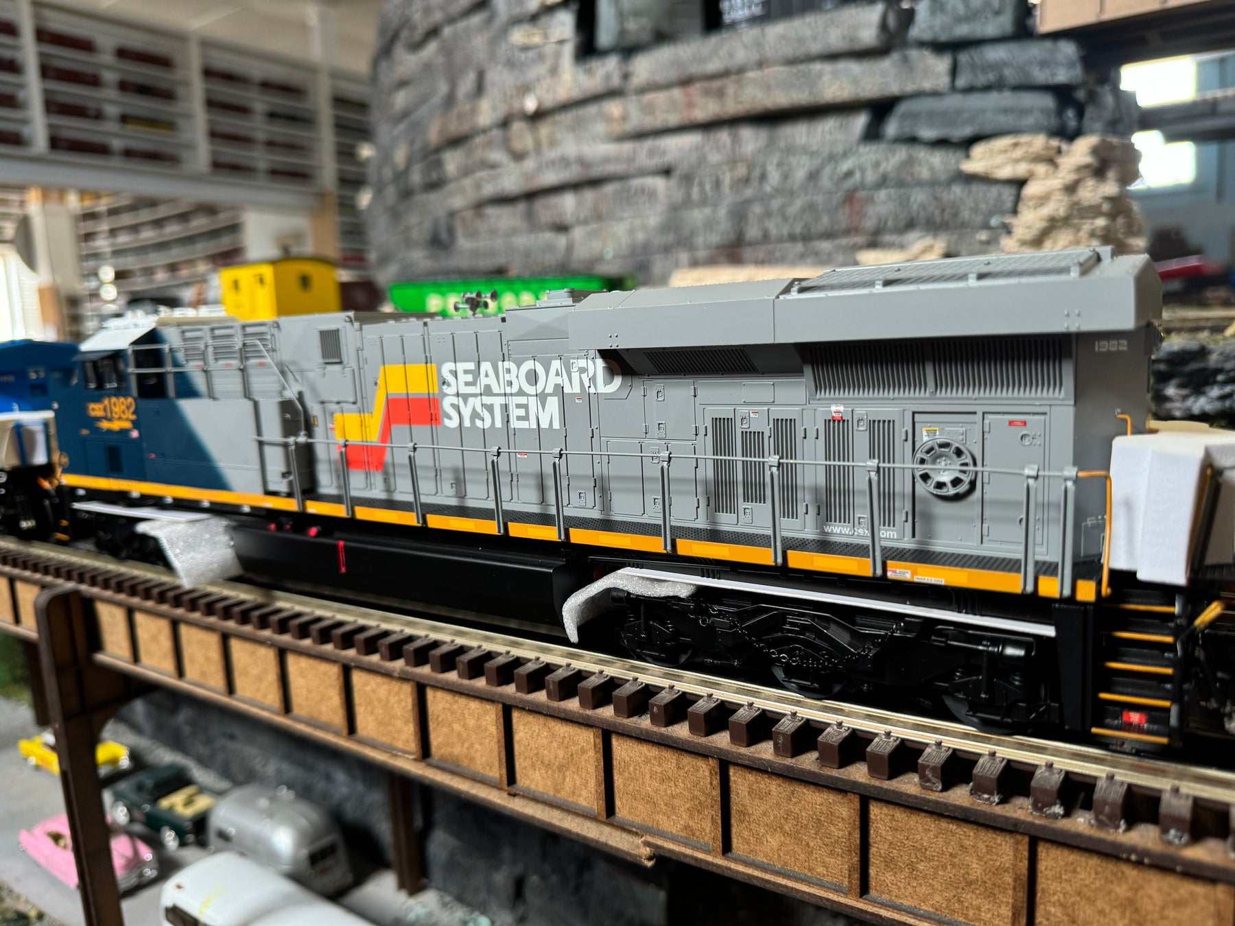 Lionel 2433861 - Legacy ES44AC Diesel Locomotive "CSX" #1982 (SBD ...