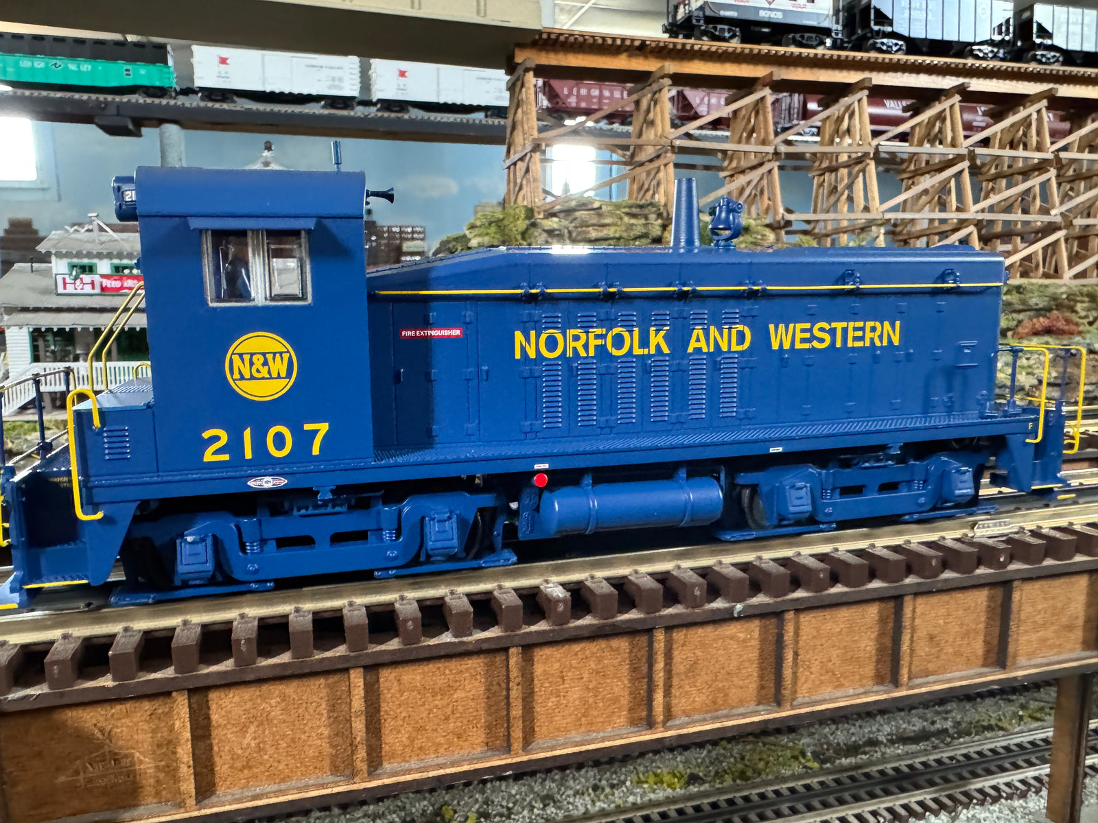 Lionel 2433994 - Legacy SW8 Diesel Locomotive "Norfolk & Western" #210 ...