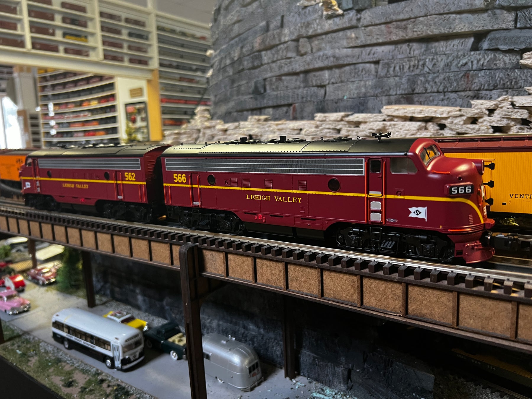 Lionel 2233820 - Legacy F7 AA Set Diesel Locomotive "Lehigh Valley" #5 ...